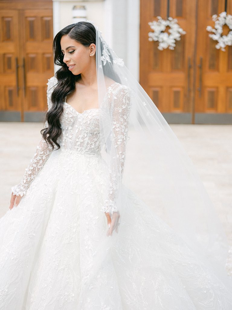 Baby's breath clouds for this stylish Dr Phillips wedding day - Kristen ...